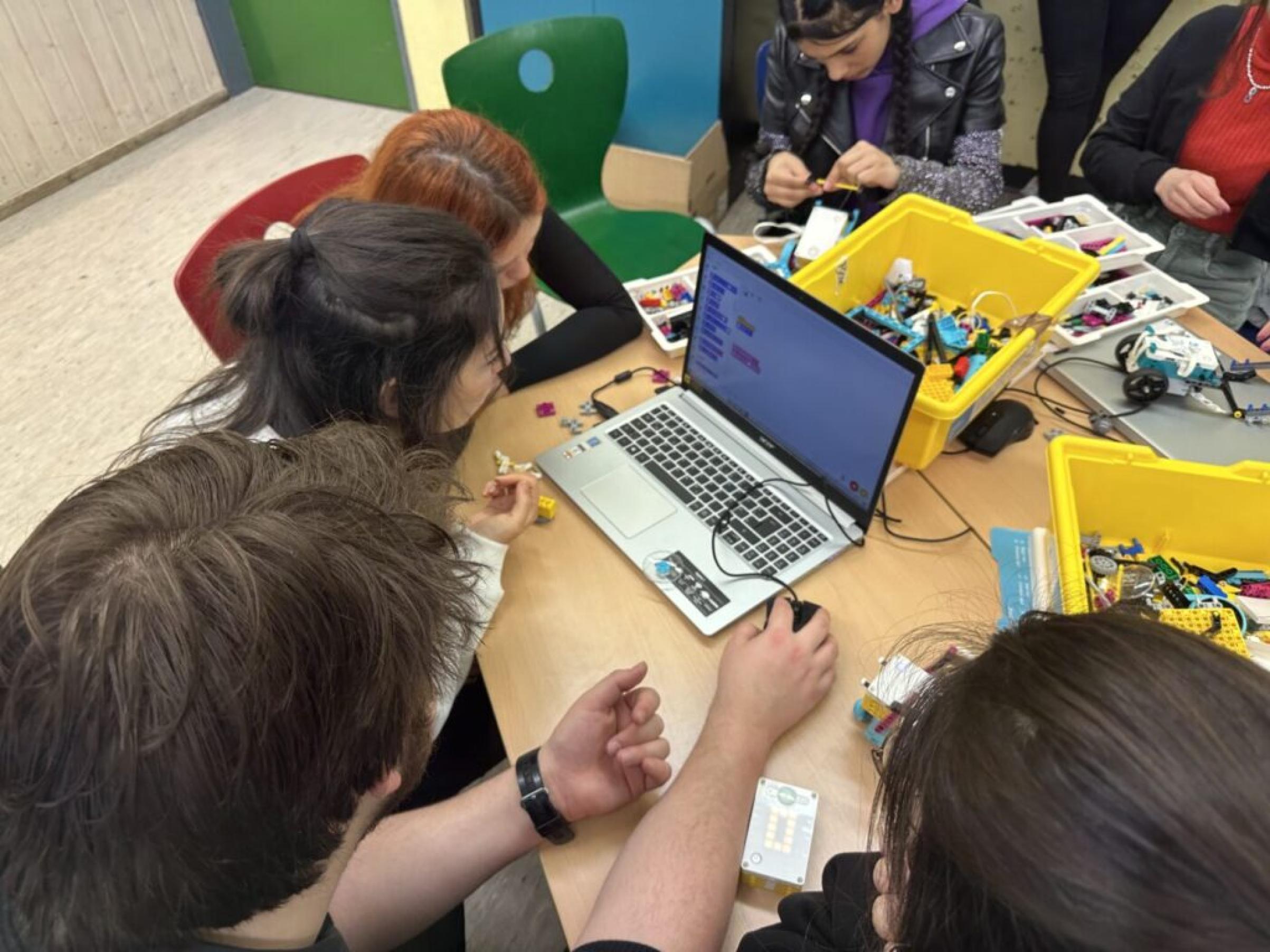 Gemeinsam Programmieren und Deutsch lernen | Austausch macht Schule